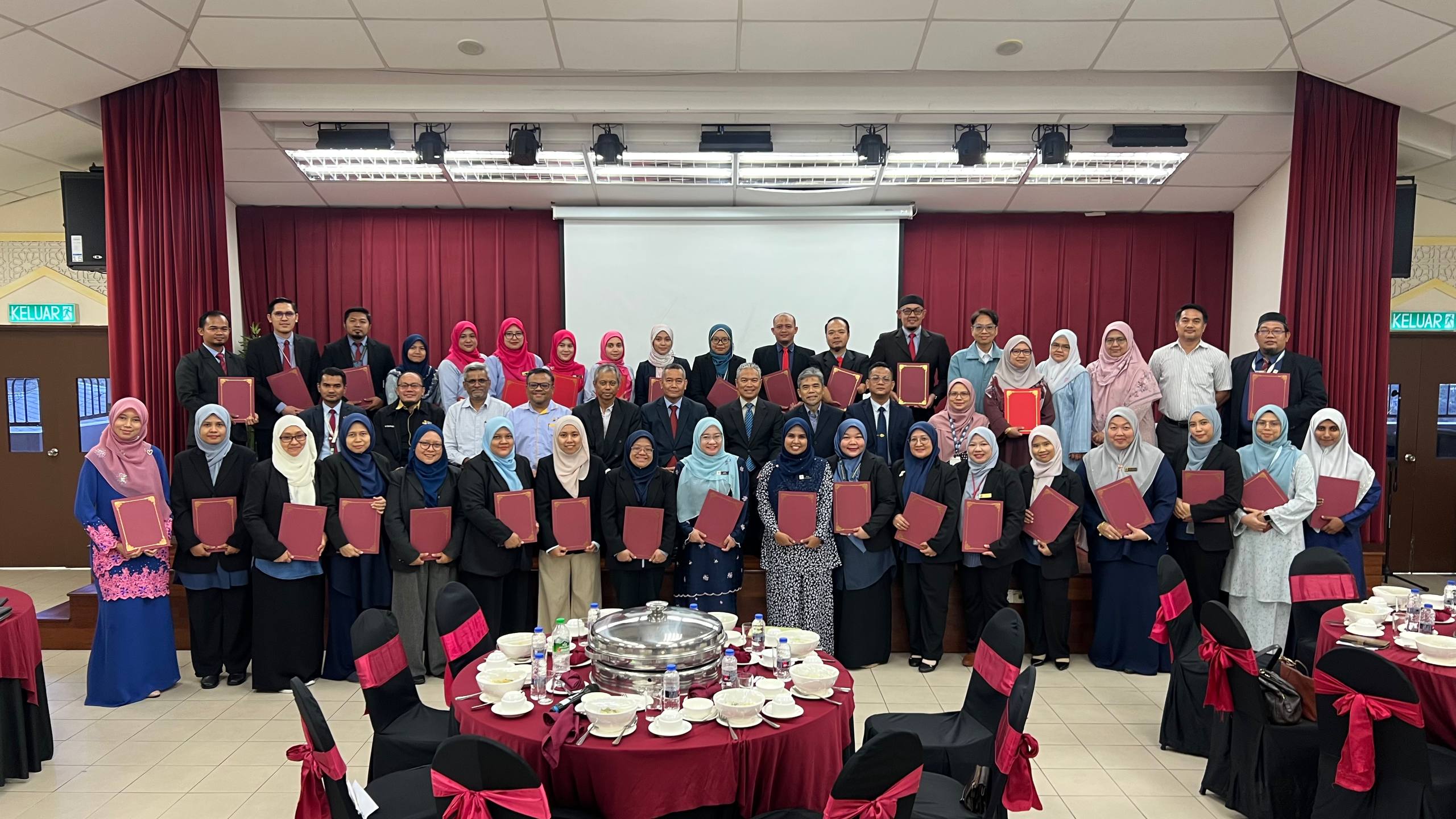 34 Kakitangan Kumpulan IIUM Holdings Terima Kenaikan Pangkat - IIUM ...